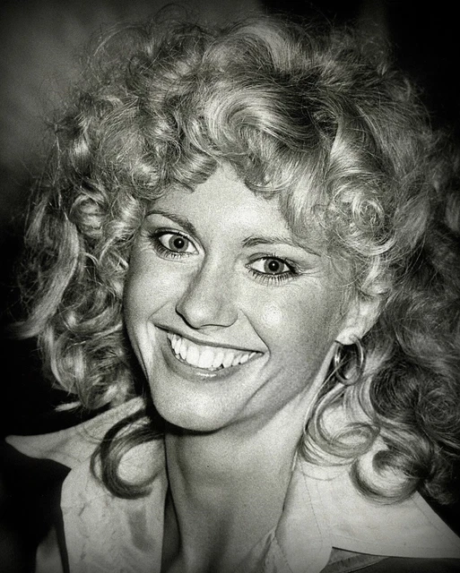 OLIVIA NEWTON JOHN 10" x 8" Photograph no 326 EUR 5,70 - PicClick IT