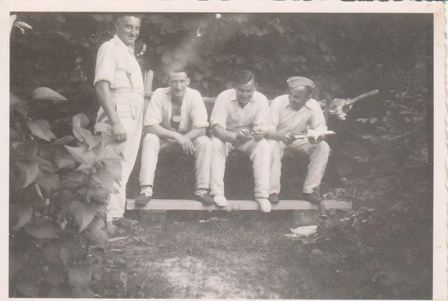 PHOTO SOLDAT ALLEMAND WW2 en pause dans un jardin - 3377 EUR 1,50 ...