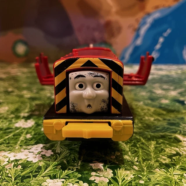 TRACKMASTER CRASH & REPAIR SALTY Thomas & Friends Motorised Battery ...