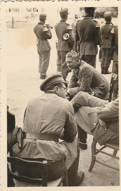 PHOTO SOLDAT ALLEMAND guerre WW2 Officiers en pause près d'une fanfare ...