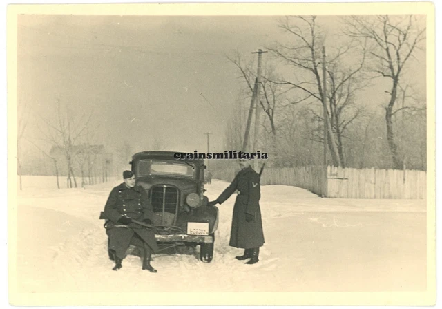 ORIG. FOTO SOLDATEN mit russische GAZ M-1 Beute Pkw in CHARKOW Ukraine ...
