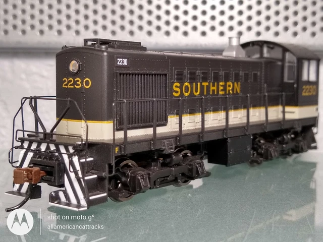 BACHMANN HO-SCALE #2230 Southern "Tuxedo" Alco S-2 Diesel Locomotive ...