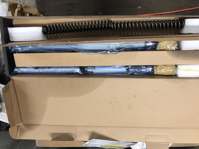 TRIUMPH DAYTONA 675R Ohlins R &T Fork Cartridges & Springs Internals 13 ...