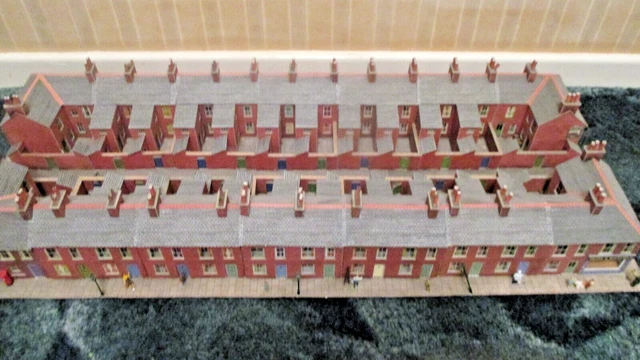 RAILWAY DIORAMA 00 SCALE Terraced Streets incl.people & shops METCALFE ...