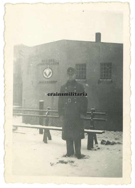 ORIG. FOTO ARBEITSMANN bei Schild RAD-Abteilung 2/240 Lager ...