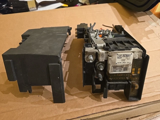 CITROEN PEUGEOT BATTERY Fuse Box Voltage Regulator Module 28236841 ...