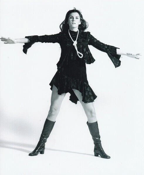 CAROLINE MUNRO UNSIGNED Photo - English actress, model and singer *70 £ ...