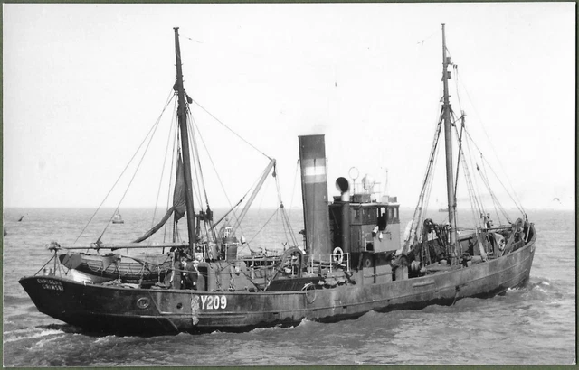 GRIMSBY TRAWLER EMPYREAN GY 209. Built 1914. Admiralty Hired Trawler ...