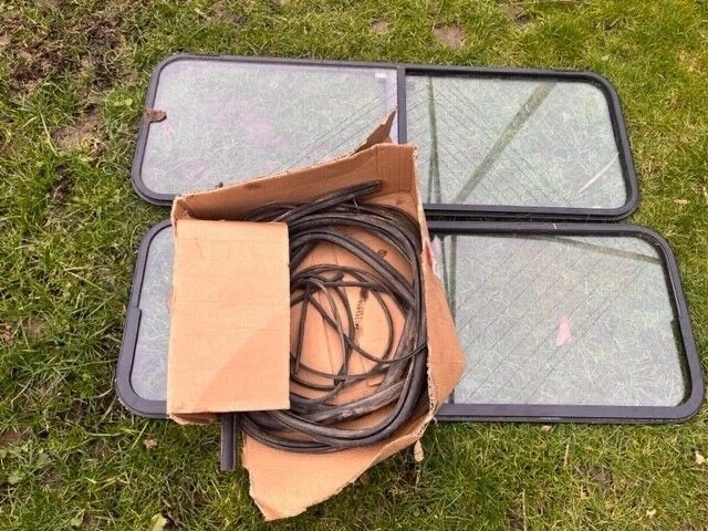 LAND ROVER SERIES Deluxe Side Sliding Windows Clear Glass - Pair £120. ...