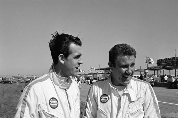 DAVID HOBBS AND Paul Hawkins Sports Car 1968 Racing Old Photo EUR 7,27 ...