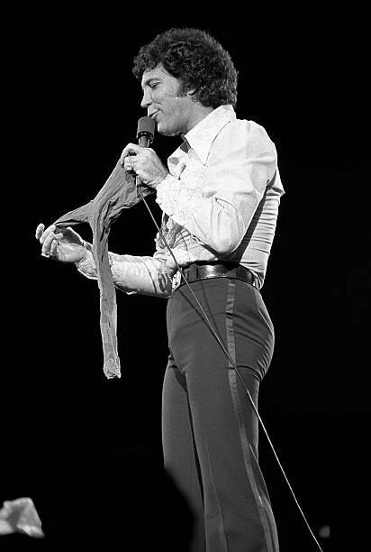 WELSH SINGER TOM Jones Performs 1977 OLD PHOTO 1 £4.75 - PicClick UK