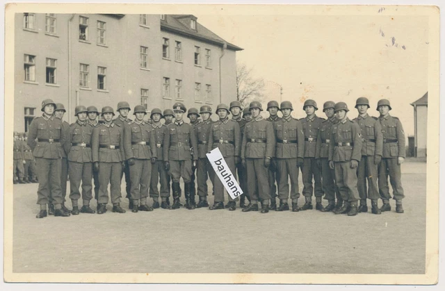 FOTO IM AK Format Wehrmacht Kaserne Soldaten, Stadt? 2.WK (8193a) EUR 5 ...