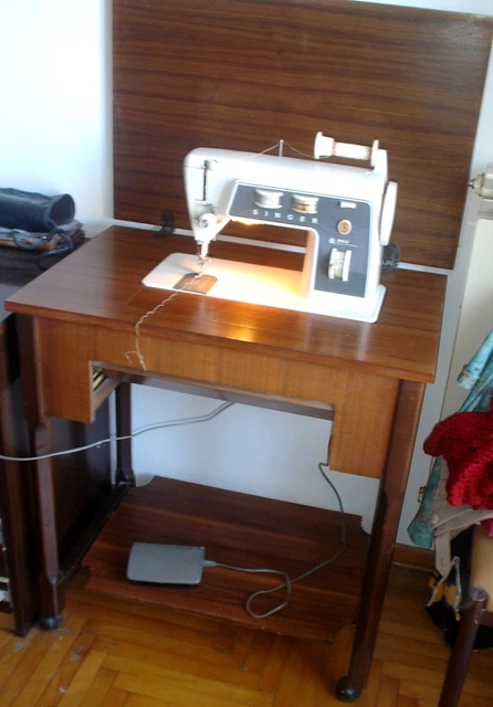 MACCHINA DA CUCIRE elettrica anni '70 Singer 702 con mobile in cui s ...