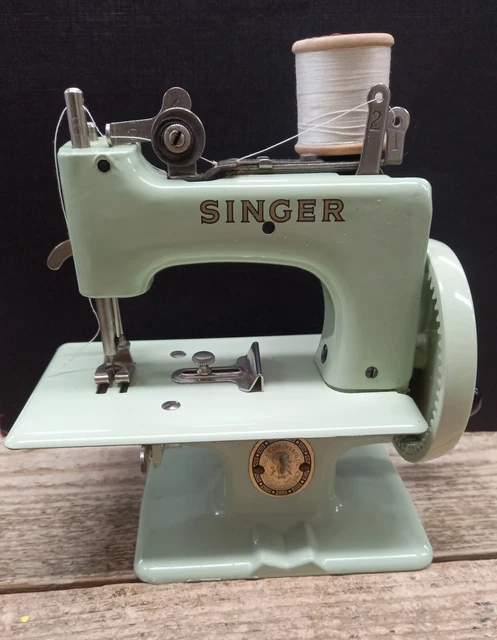 SINGER SEW HANDY/ Model Number 20/ Mint Green /Original Box £85.00 ...
