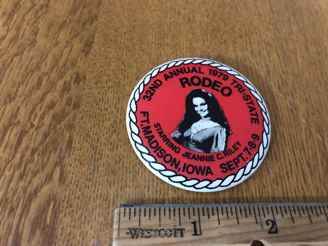VINTAGE 1979 32ND TRI-STATE RODEO FORT MADISON IOWA PIN PINBACK JEANNIE ...