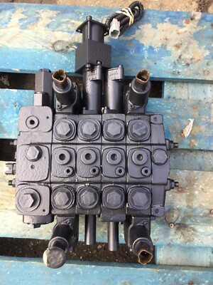 GENUINE JCB 3CX 4 SPOOL HYDRAULIC VALVE BLOCK P/N 400/J8936 £1,200.00 ...
