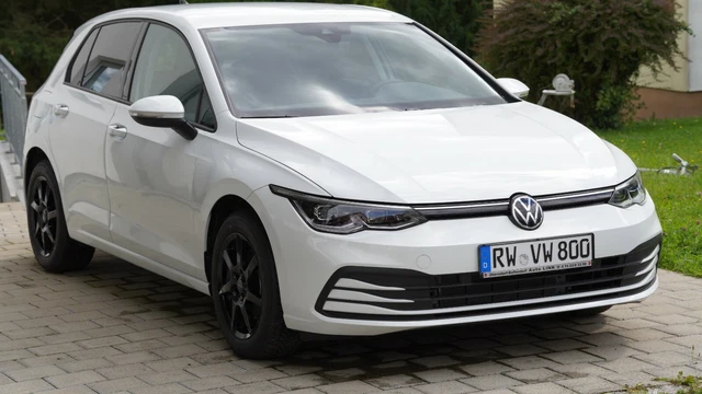 VW GOLF 8 1.5TSI Life + LED Matrix + ACC + AHK + DCC + noch 3 Jahre ...