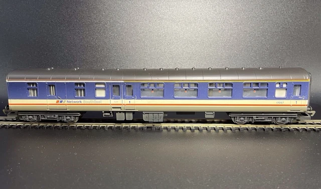 HORNBY R4154 BR Mk2a Brake 1st Coach Network Southeast - Weathered - OO ...