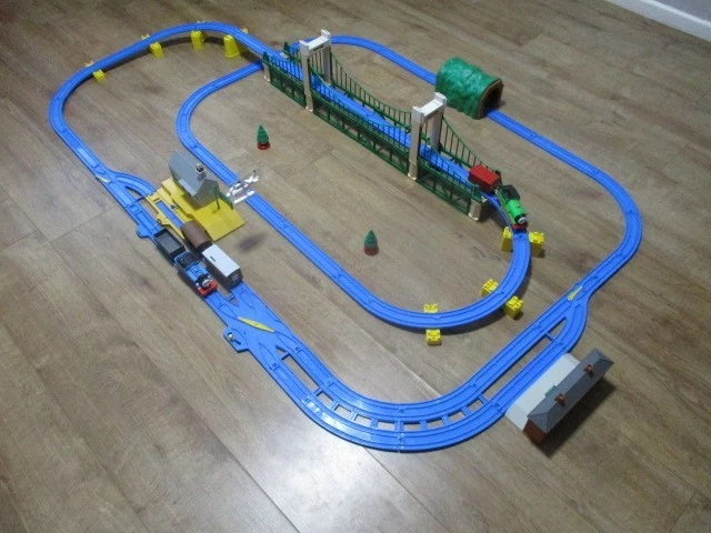TOMY TRACKMASTER THOMAS the tank engine train set 3ft bridge trains ...