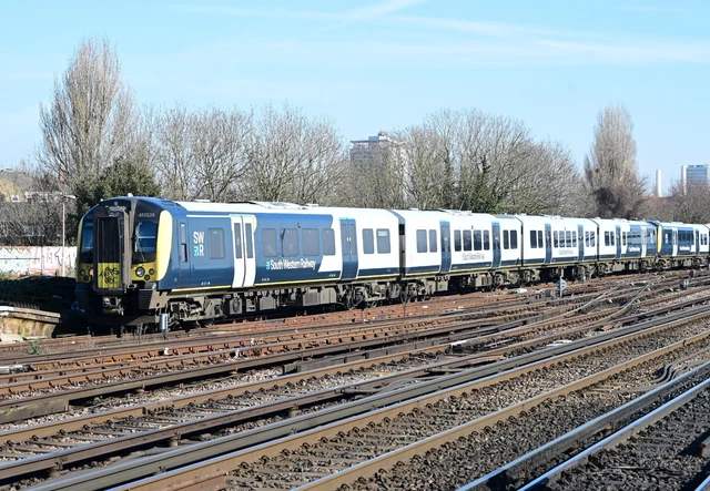CLASS 450 NO 450124 in south western at clapham jn £1.97 - PicClick UK