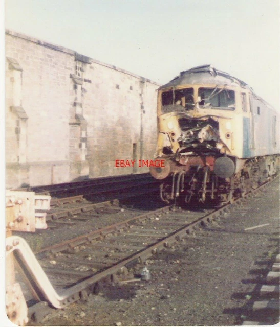 PHOTO CLASS 47 47522 Front 47522 & Its Train Sit Behind The Wall At ...
