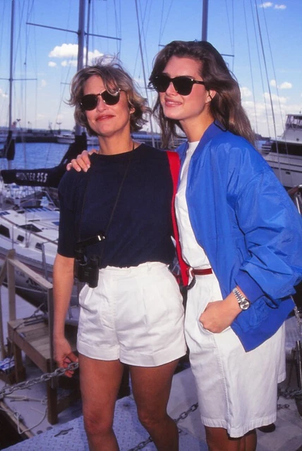 DIA BROOKE SHIELDS und Lauren Hutton 1991 KB-format Fotograf P15-19-4-3 ...