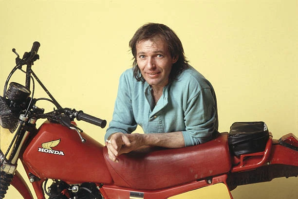 ITALIAN ROCK SINGER Vasco Rossi on a photographic set with a c- 1983 ...