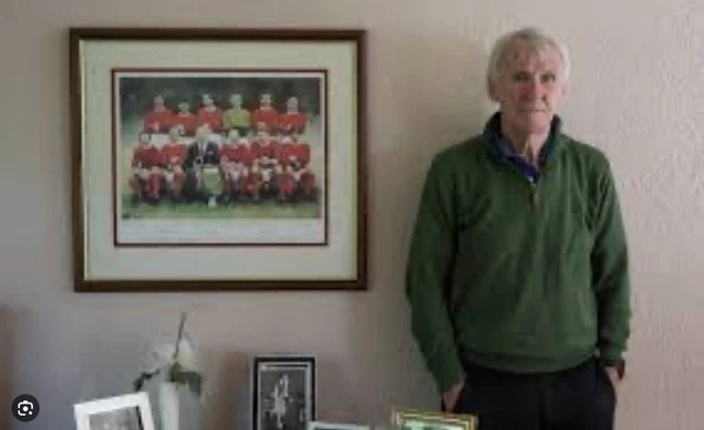 MANCHESTER UNITED 1968 signed By 12 George BEST LAW CHARLTON BUSBY ...