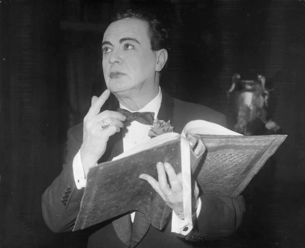 IRISH ACTOR MICHAEL MacLiammoir rehearses role as Oscar Wilde one-ma ...