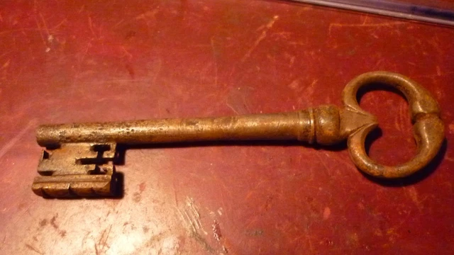 ANCIENNE CLEF CLÉ fer forgé 17 /18/19 eme serrure porte chateau 13.5 cm ...