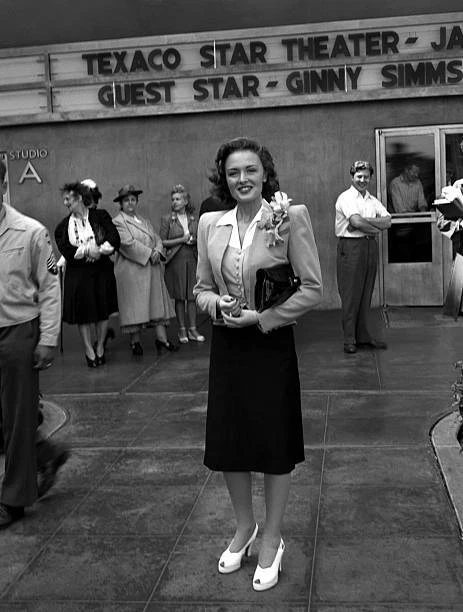 ACTRESS DONNA REED Smiles As She Attends An Event 1940 OLD PHOTO $8.50 ...