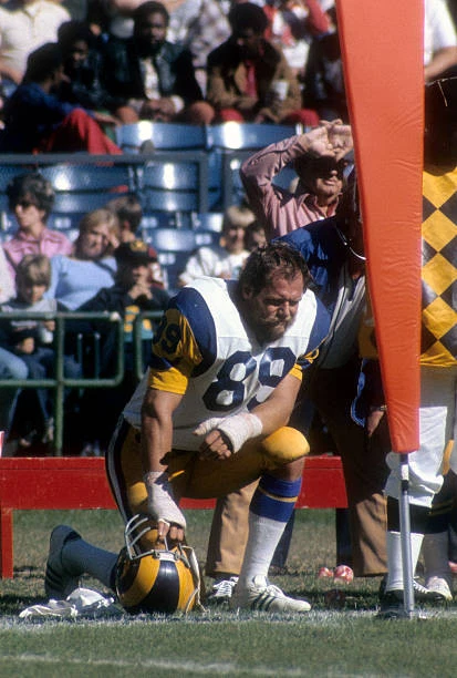 FRED DRYER LOS Angeles Rams on one knee watching the action fr- 1973 ...