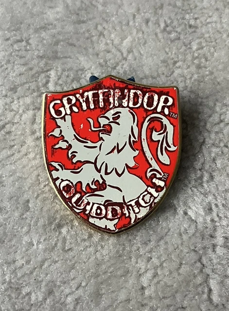 HARRY POTTER GRYFFINDOR Quidditch Wizarding World Pin Universal Badge ...