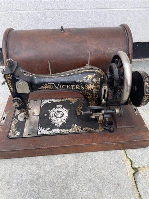 ANTIQUE VINTAGE VICKERS Hand Crank Modele Deluxe Sewing Machine With ...