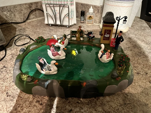 RARE - COLLECTION Lemax Village, "Swan Boat Rides" #14339 EUR 114,86 ...