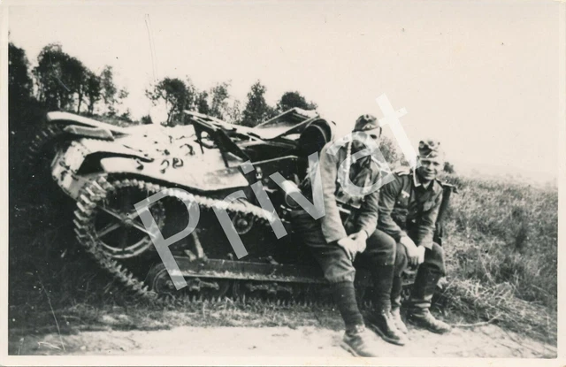 FOTO WK II Soldaten Wehrmacht Panzer tank char бак zerschossen Beute F1 ...