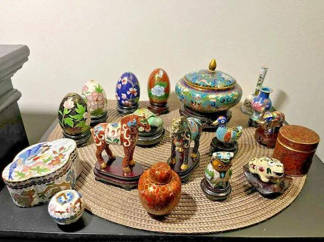 LOT ANIMAUX ET objets en bronze et émaux cloisonnés chinois et socles ...