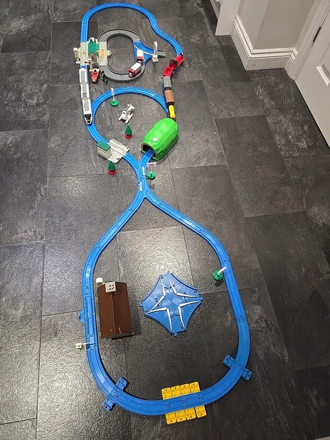 TOMY TRACKMASTER THOMAS the tank engine train set Battery Operated £65. ...