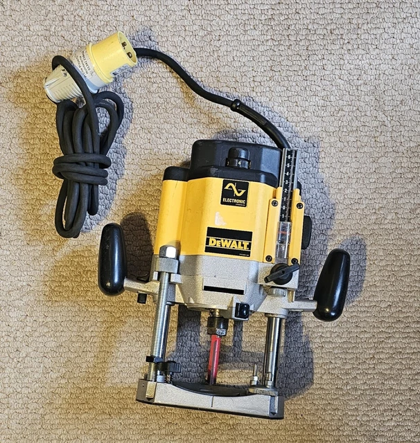 DEWALT DW625E-LX ROUTER - 1/2 Variable Speed Plunge 110v, Very Little ...