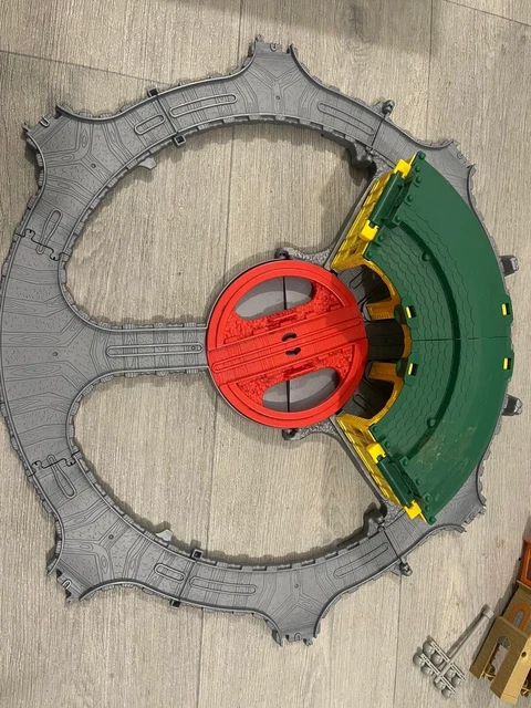 THOMAS THE TANK Engine Take N Play Tidmouth engine sheds and track £10. ...