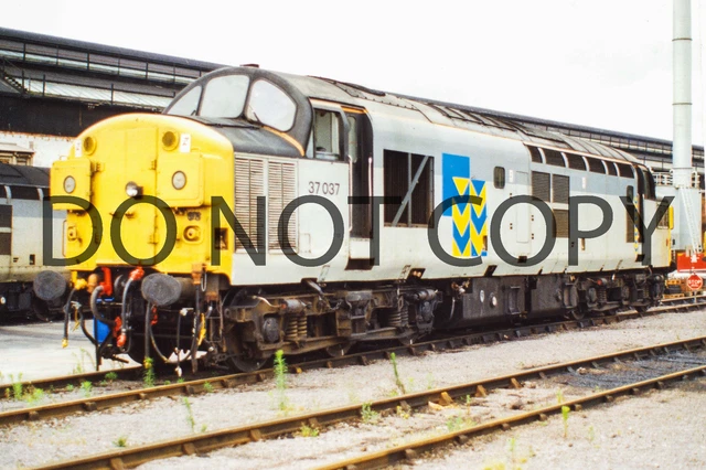 UK DIESEL TRAIN Railway Photograph Of Class 37 37037 Loco. Rm37-107 £1. ...