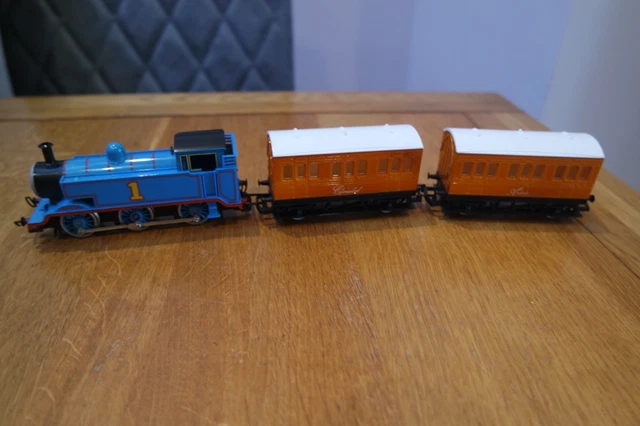 HORNBY THOMAS TANK Engine With Clarabel And Annie Coaches OO- Please ...