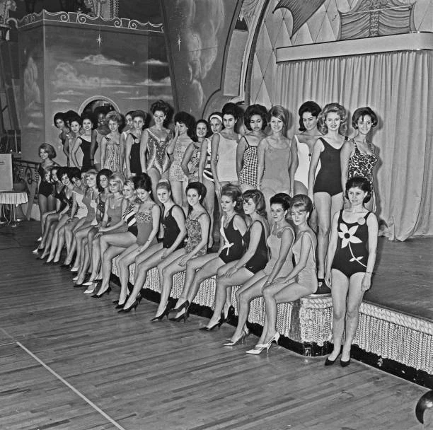 THE CONTESTANTS IN the Miss World 1964 pageant in London 1960s OLD ...