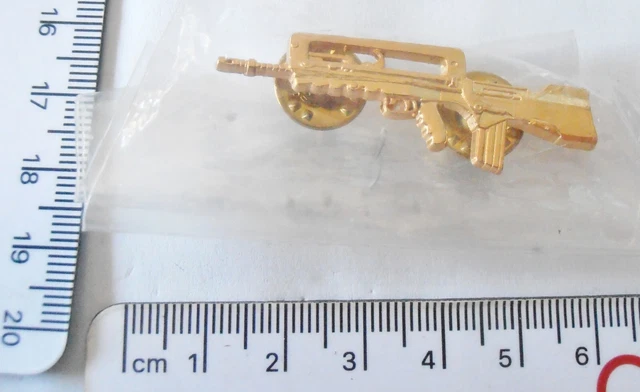 SUPERB PIN'S PIN Famas Gun Arme Armee France Militaire Signe Y Delsart Egf Zamac EUR 8,99 ...
