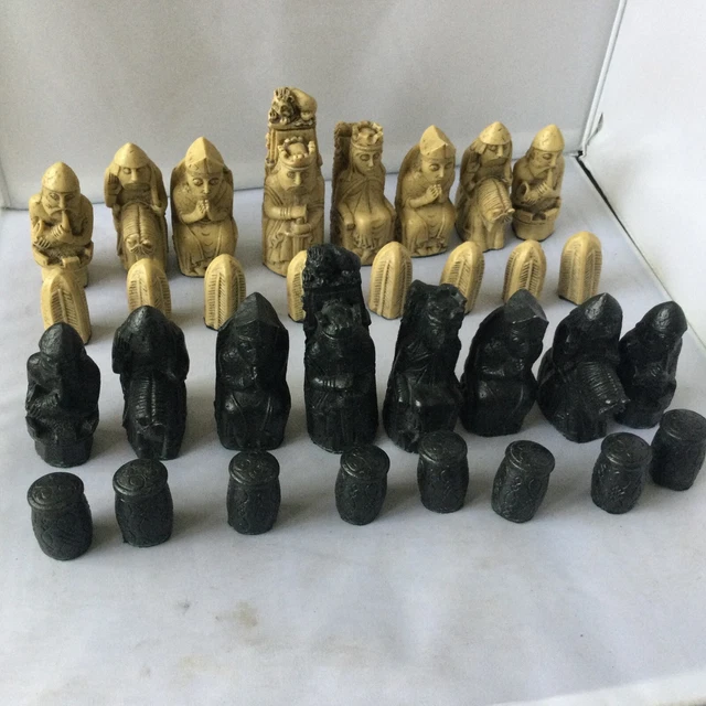 RARE VINTAGE BERKELEY Medieval Resin Chess Set Cream & Black. 12cm King ...