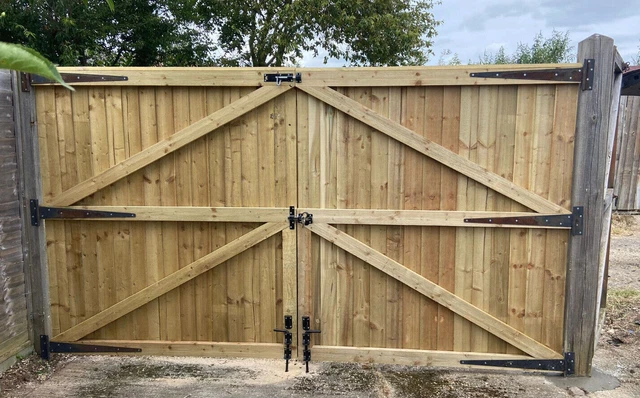 WOODEN DRIVEWAY GATES, Garden gate ,Featheredge Gates, includes ...