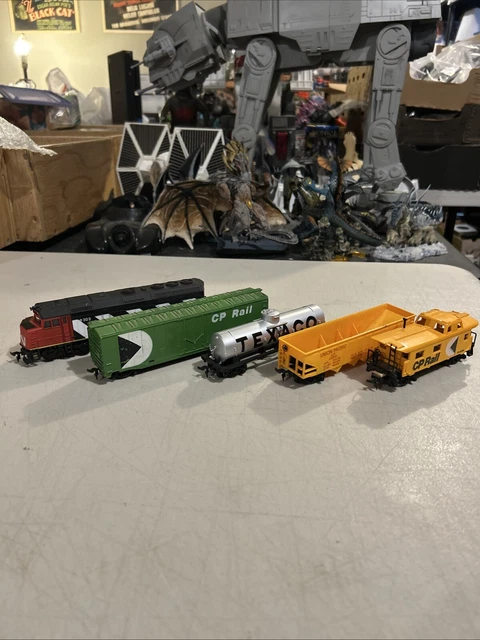 HO SCALE CN 9302 Diesel Engine Locomotive Train & Cars Texaco Cp Rail ...