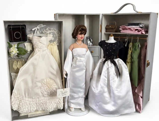 FRANKLIN MINT JACKIE W’drobe 1 Dress form,15 outfits/ensembles inc ...