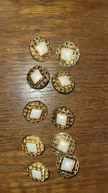 LOT DE 10 boutons vintage galalithe ? couleur blanc ivoire et doré ...