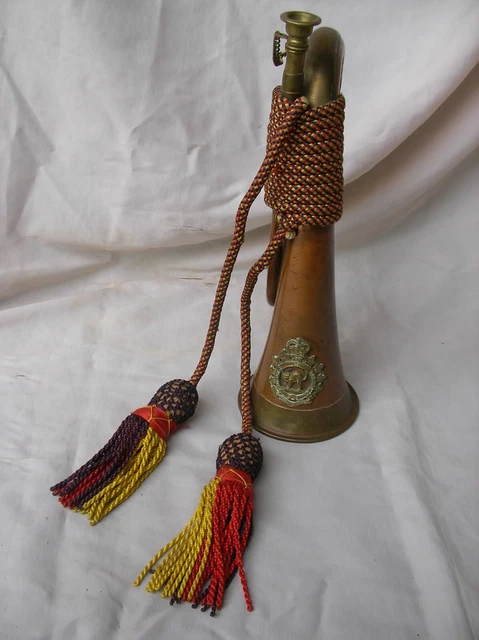 WW1/WW2 CANADA SMALL Canadian Military Bugle Regimented Badge & Pompoms ...